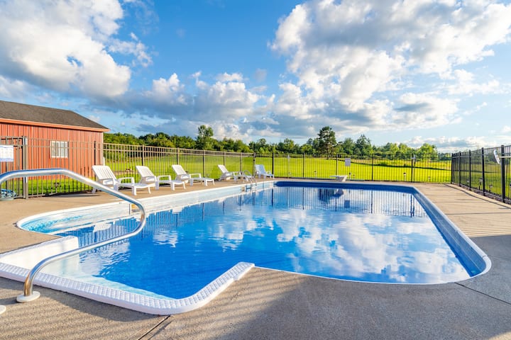 Spacious Farmhouse - 9 Bdrm, Pool, Hot Tub, Pond - State of New York