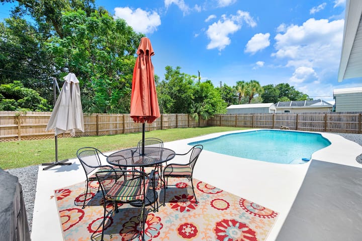 Private Retreat With Pool, Walk To River - Cocoa, FL