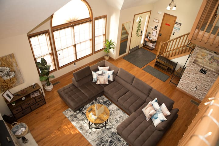 Luxury Getaway In Woods, Jacuzzi, Pool & Hot Tub - Bushkill, PA