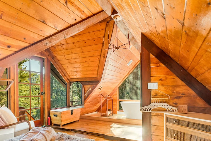 Cute Romantic Cabin W/ Hot Tub 5 Min From Lake - San Bernardino, CA