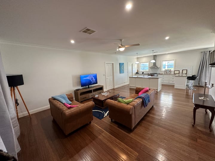 Stylish And Modern House, With A Hamptons Flair - Canowindra