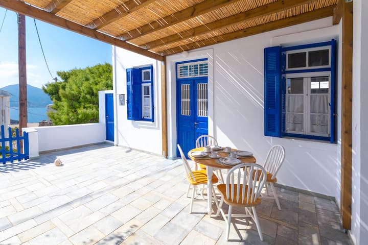 Cycladic House In Tripiti - Milos