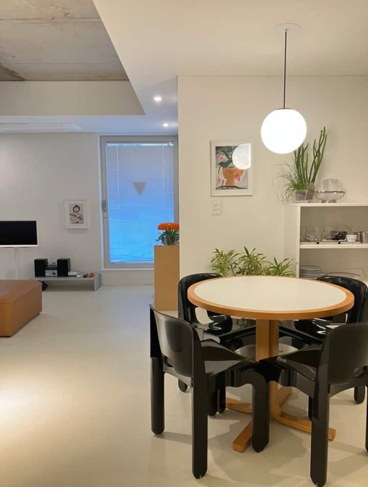 5-minute Walk From The Airport Bus And Line 4 Station / 7 Minutes By Subway To Dongdaemun And 11 Minutes To Myeong-dong / Osori Mansion, A Space For Your Taste - Seoul