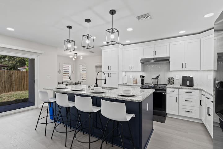 Play, Relax & Stay | Tampa Group Getaway - Tampa, FL