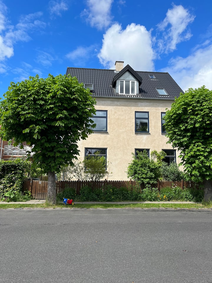 Colorful Family Home With Garden (Ground Level) - 코펜하겐