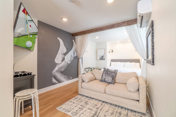 Urban Haven In Reno: Charming Studio Retreat - Peppermill Resort Spa Casino