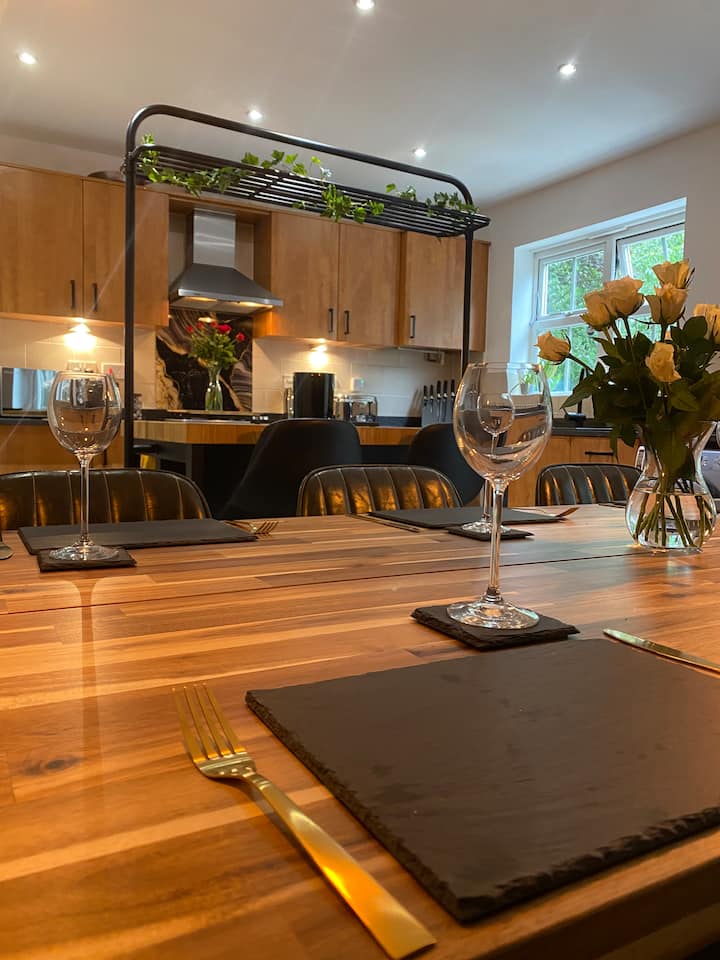 Contemporary Stylish Townhouse - Leeds