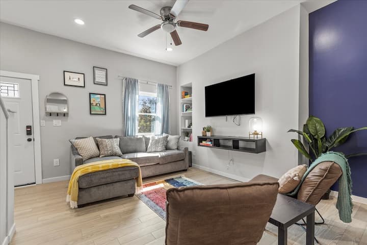 Stylish Northside Home Near Stadiums - Pittsburgh, PA