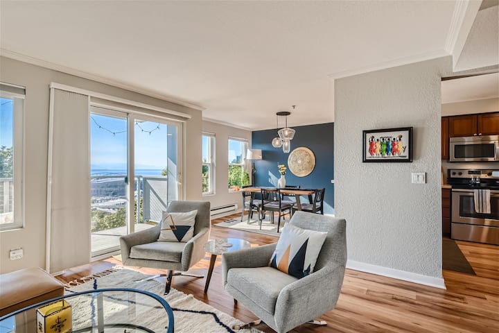 Amazing Views With Pool And A/c! - Seattle, WA