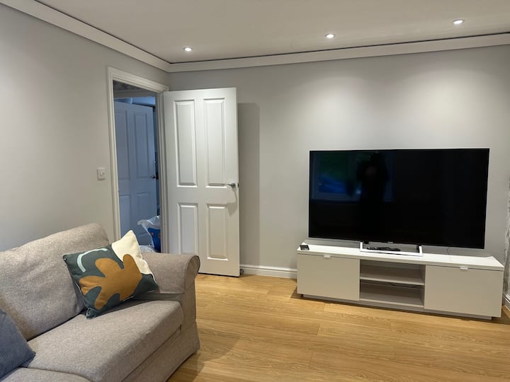 Stunning 4-bedroom Home - Basingstoke