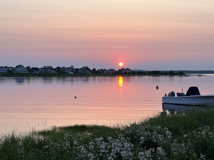 Cottage On The Water - Salisbury Beach, MA