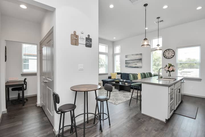 Downtown Comfort | Luxe 3bdr For Long-term Stays - Houston, TX