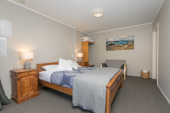 The Shed Guesthouse | One Bedroom & Kitchen - Wanaka