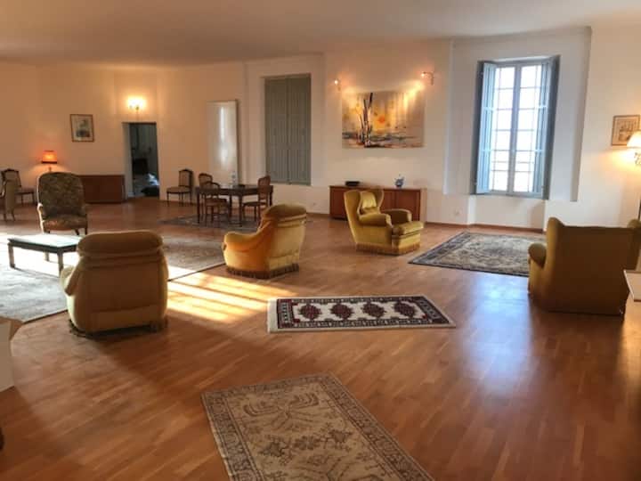 Dans La Bâtisse Du Château D'oraison - Oraison