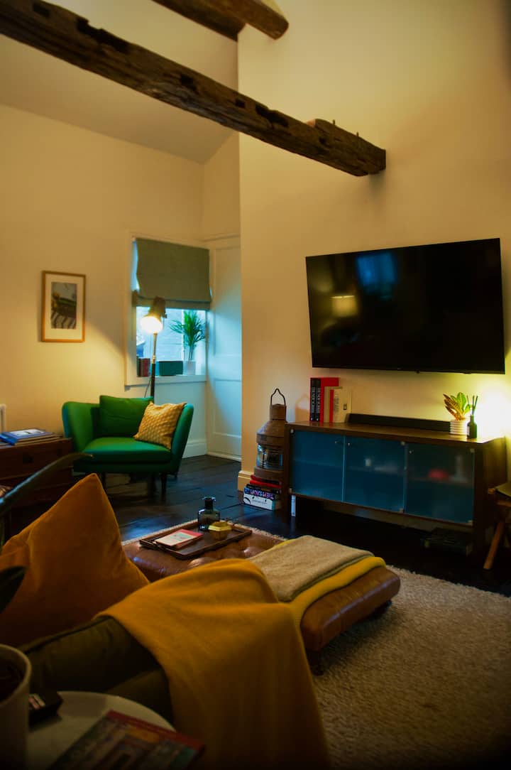 Luxury Beamed Loft I Views On Ruthin Sq I Sleeps 4 - Ruthin