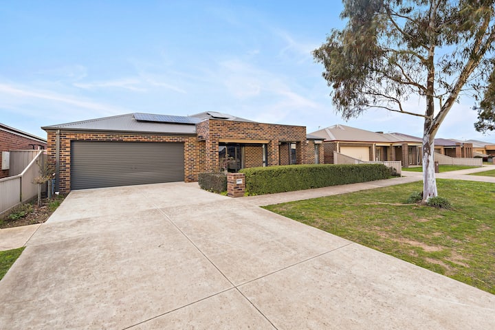 Accommodates 42 People; 35 Beds; 6.5 Bathrooms - Ballarat