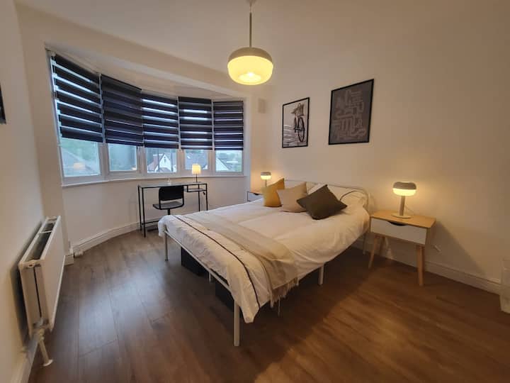 4 Bedroom House - Free Parking - London