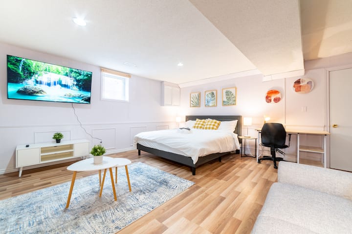King Bed Studio - 58 Inch Tv - Close To Uw/wlu - Waterloo, ON, Canada