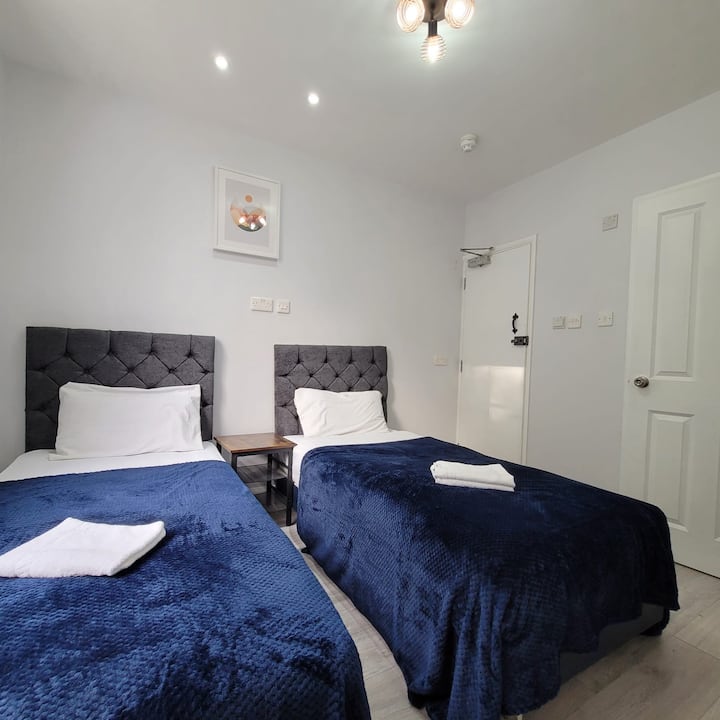 Twin Ensuite Room At Argyle Square Hotel - 