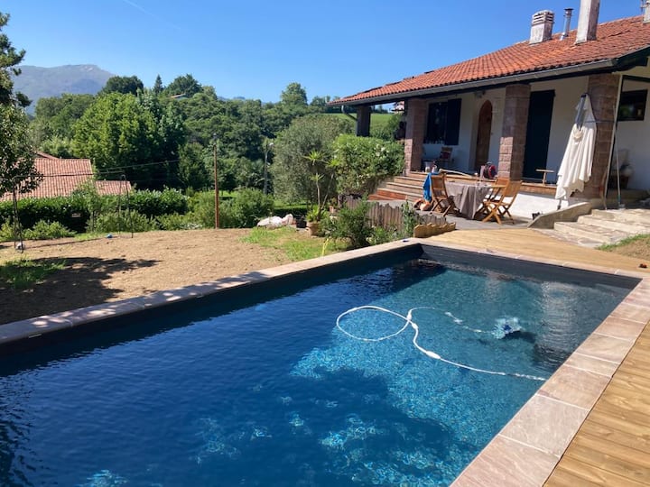 Chambre Dans Maison Avec Piscine - Ascain