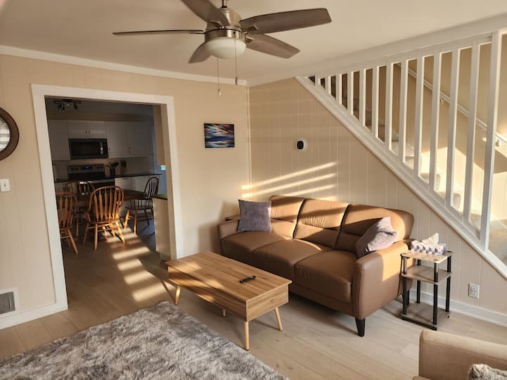 Freshly Renovated 4 Bdrm + Office Center Of Town - Parry Sound
