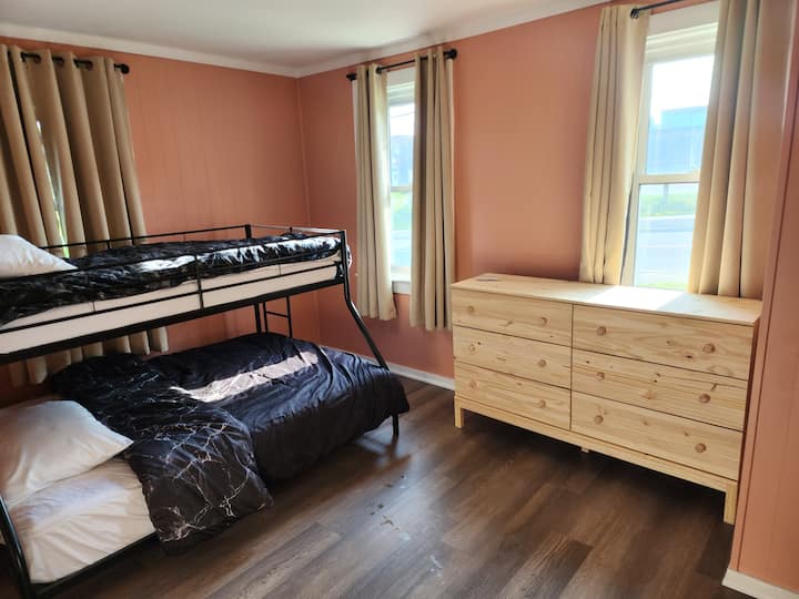 Freshly Renovated 4 Bdrm + Office Center Of Town - Parry Sound