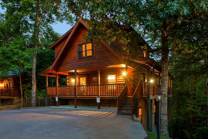 3 Min To Parkway | Private Resort Pool | Top 5%! - Pigeon Forge, TN