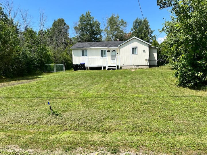 Cozy 3 Bedroom Cottage Midland! - Midland
