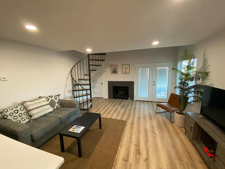 Contemporary Gated Loft W/ D With Pool Access - The Village, OK