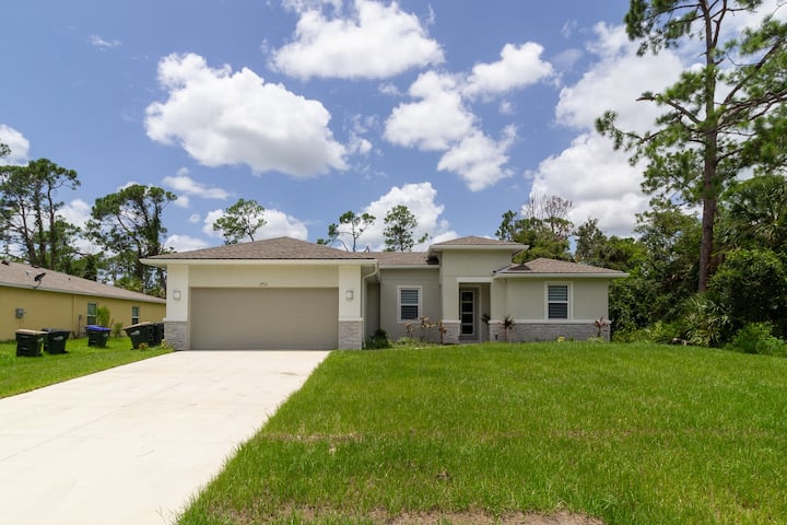 Home Away From Home In Sunshine State Escape! - North Port, FL