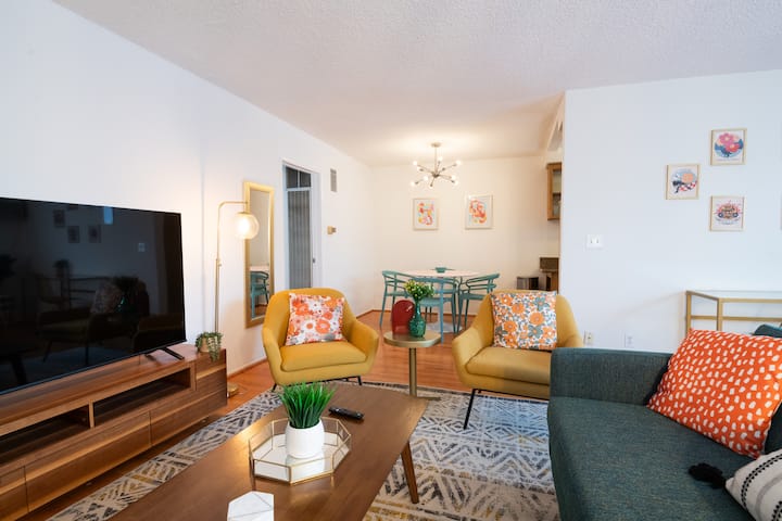 The Weho Groovy Getaway! Entire 1bdrm Central Flat - West Hollywood, CA