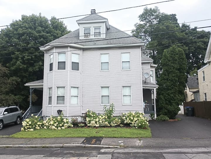 Home Away From Home - 3 Br, 1 Ba - Salem, NH