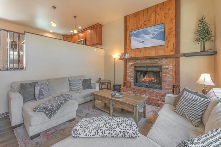5br Cabin - Walk To Bear Mountain - Hot Tub - Big Bear Lake, CA