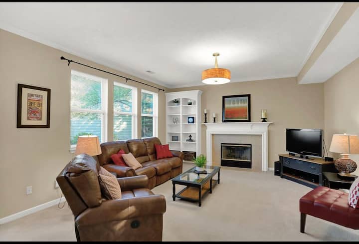 Cheerful Home Away From Home - Fishers, IN