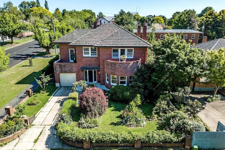 Art Deco House Close To Parks, Cafes And Cbd - Orange