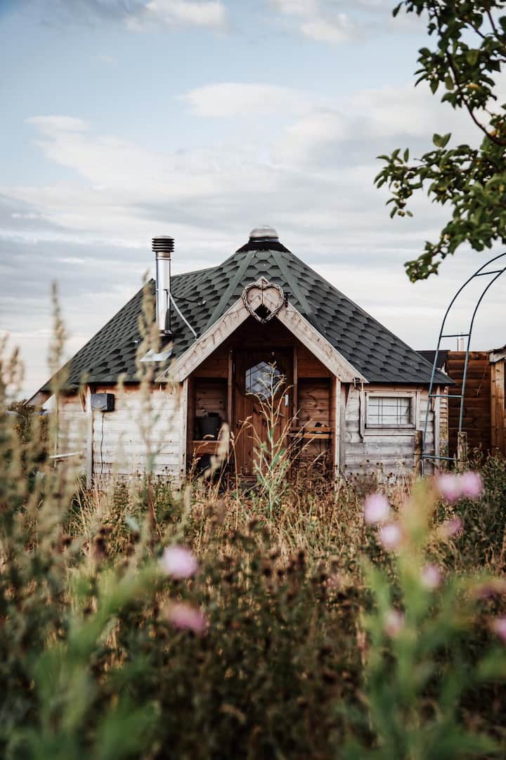 Cosy Cabin Of Hearts - Ely