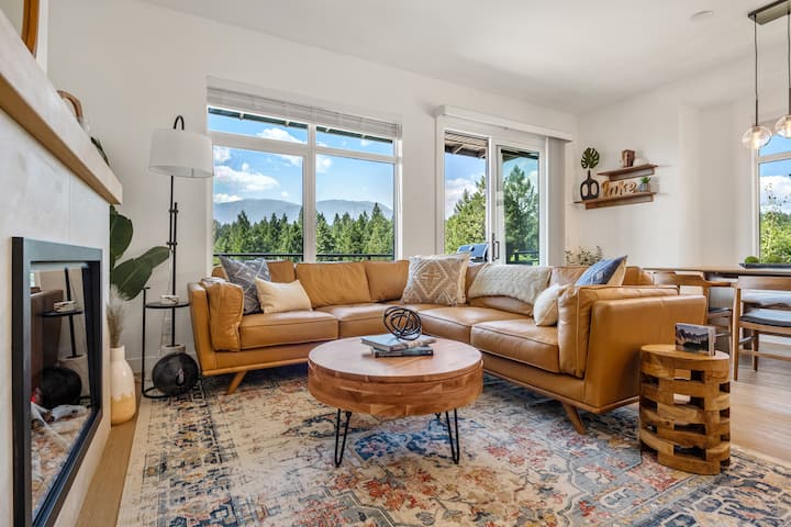 The Bauhaus | Private Hot Tub | Walk To Lake | Mcm - Invermere