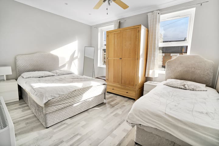 7 Bedroom House On 3 Floors - Forest Gate - London