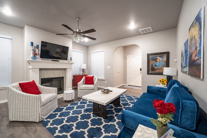 Vivid Villa - 3br/2ba - Colorful And Cozy - Lubbock, TX