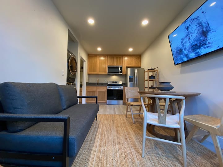 Lovely Tiny Home - Free Gated Parking - Fast Wi-fi - Long Beach, CA