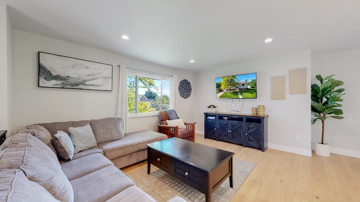 Cozy Four Bedroom Family Retreat With Yard And Air - Highlands Ranch, CO