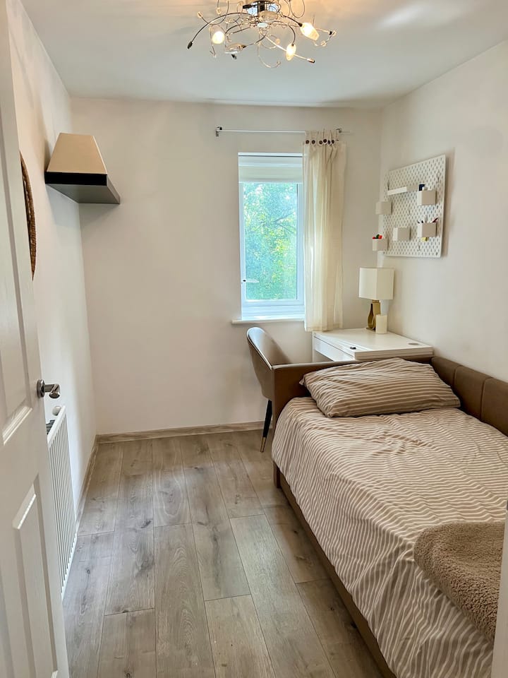Cozy Bedroom In Coventry - Coventry