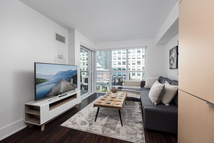 Modern 2 Bdrm Suite Near Entertainment District - Toronto