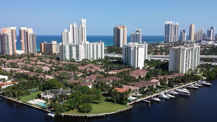 Marina & Pool View: Modern 1/1 W/free Parking - Aventura, FL