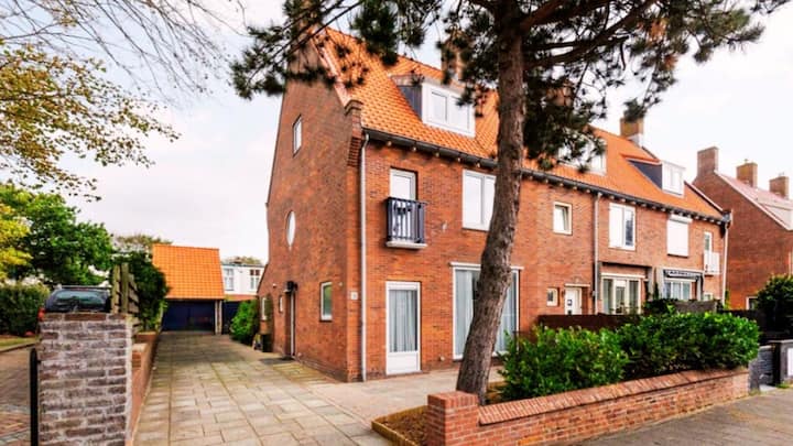 Spacious Beach House + Parking - Zandvoort