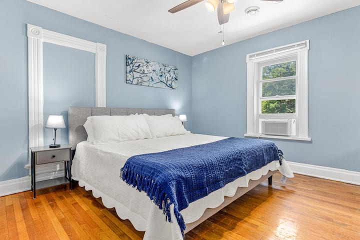 King Bed | Dedicated Workspace | Central Location - Saint Paul, MN