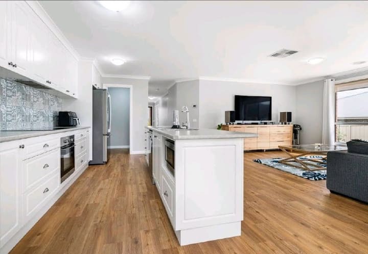 The Elephant Room: Ensuite - Albury