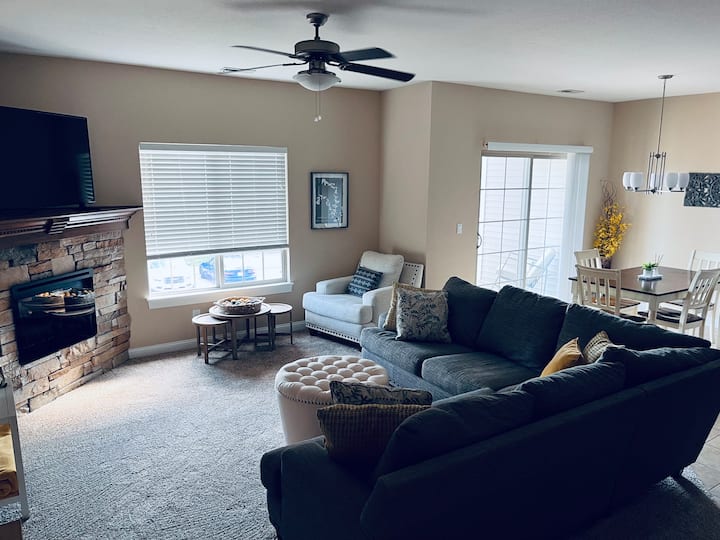 Ebullient Peaceful Privacy Elevated & Cozy - West Des Moines, IA