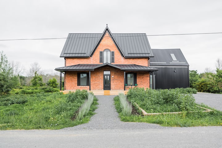 1875 Boutique Farmhouse | Luxury Retreat - Napanee