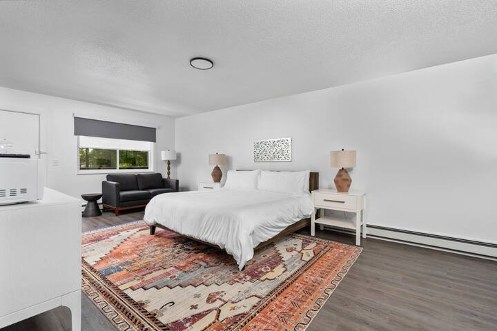 Peninsula One Unit 19 King Suite Close To Downtown - Traverse City, MI